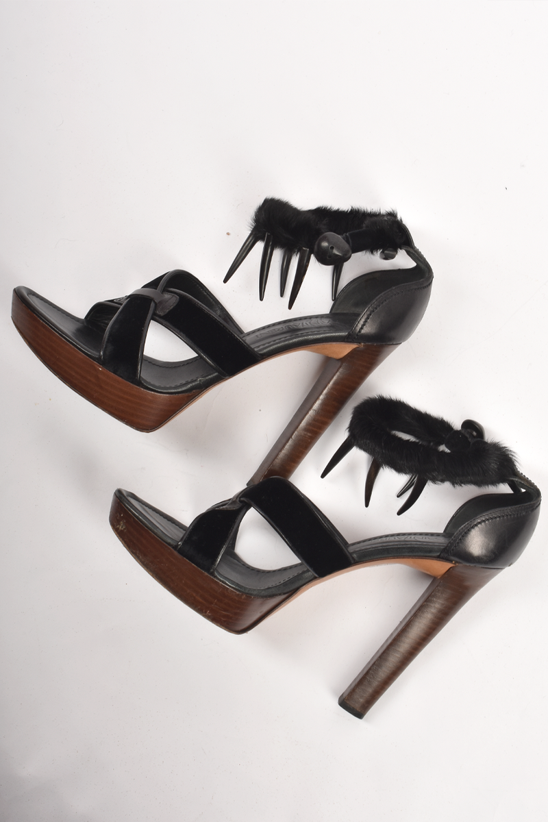 TOM FOR FOR YVES SAINT LAURENT BLACK HEELS 2002 – Found And Vision